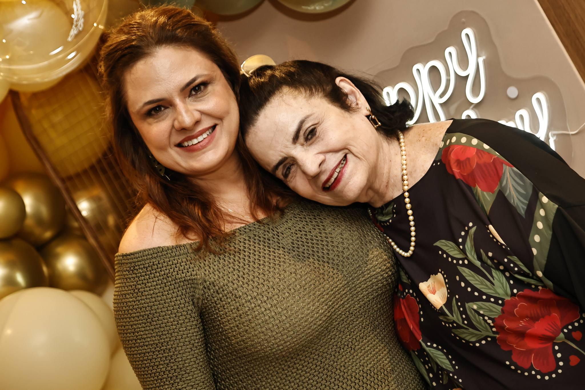 CAPTEI: Roberta Bandeira é Surpreendida com Festa de Aniversário de 50 anos - Jeritza Gurgel ...